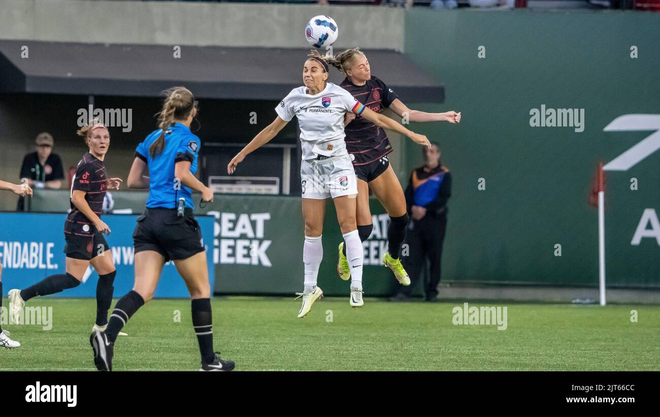 The Wave's Alex Morgan and the Thons Kelli Hubly go up for a header in ...
