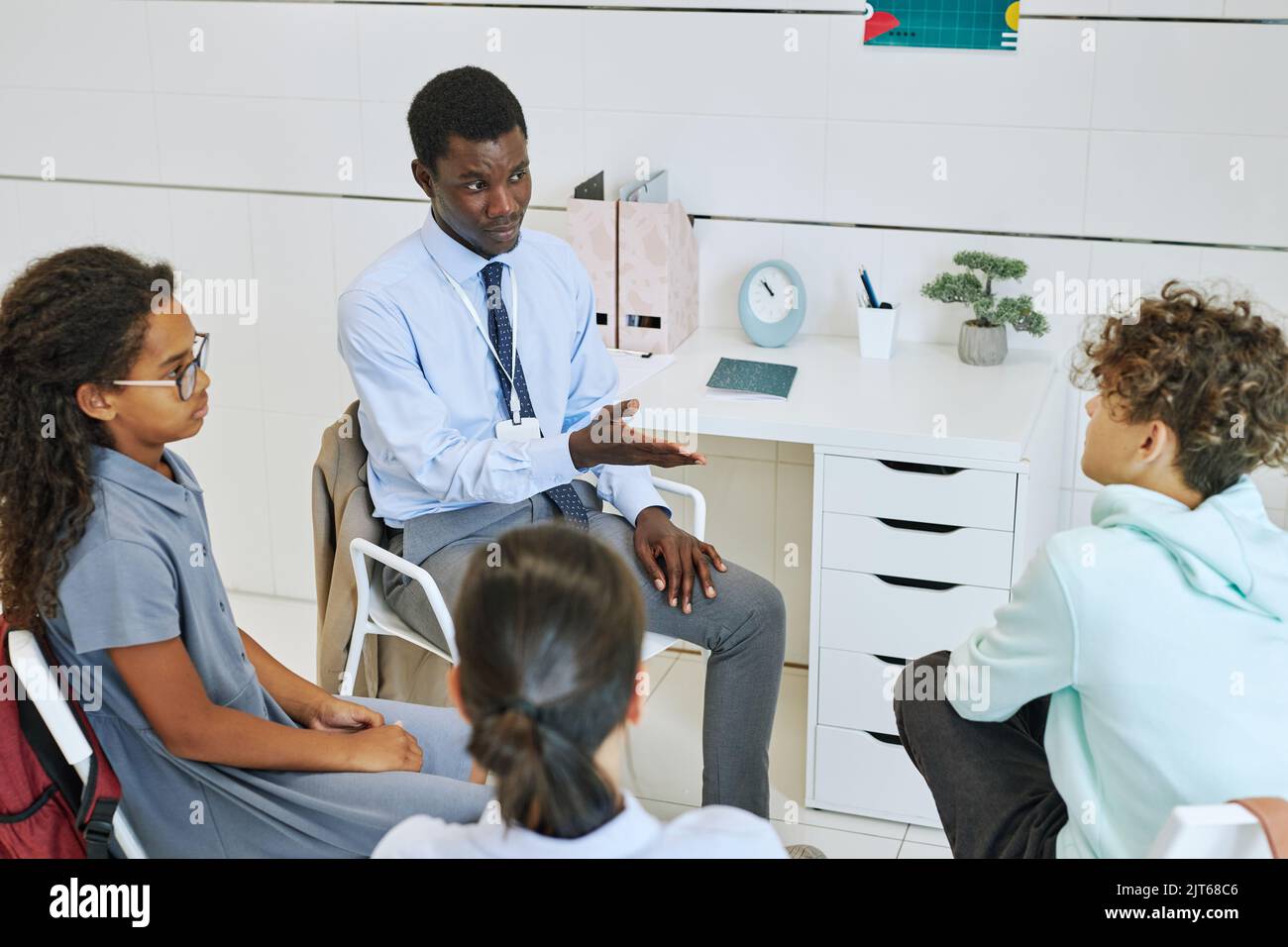 Group therapy session teenage hi-res stock photography and images - Alamy