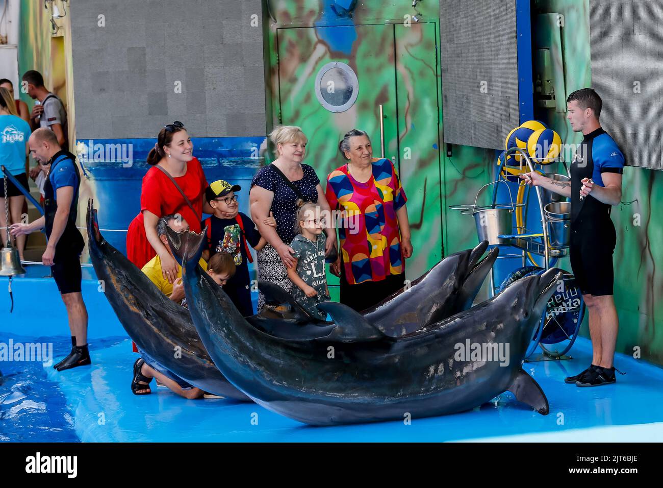 Families watch performance hi-res stock photography and images - Alamy