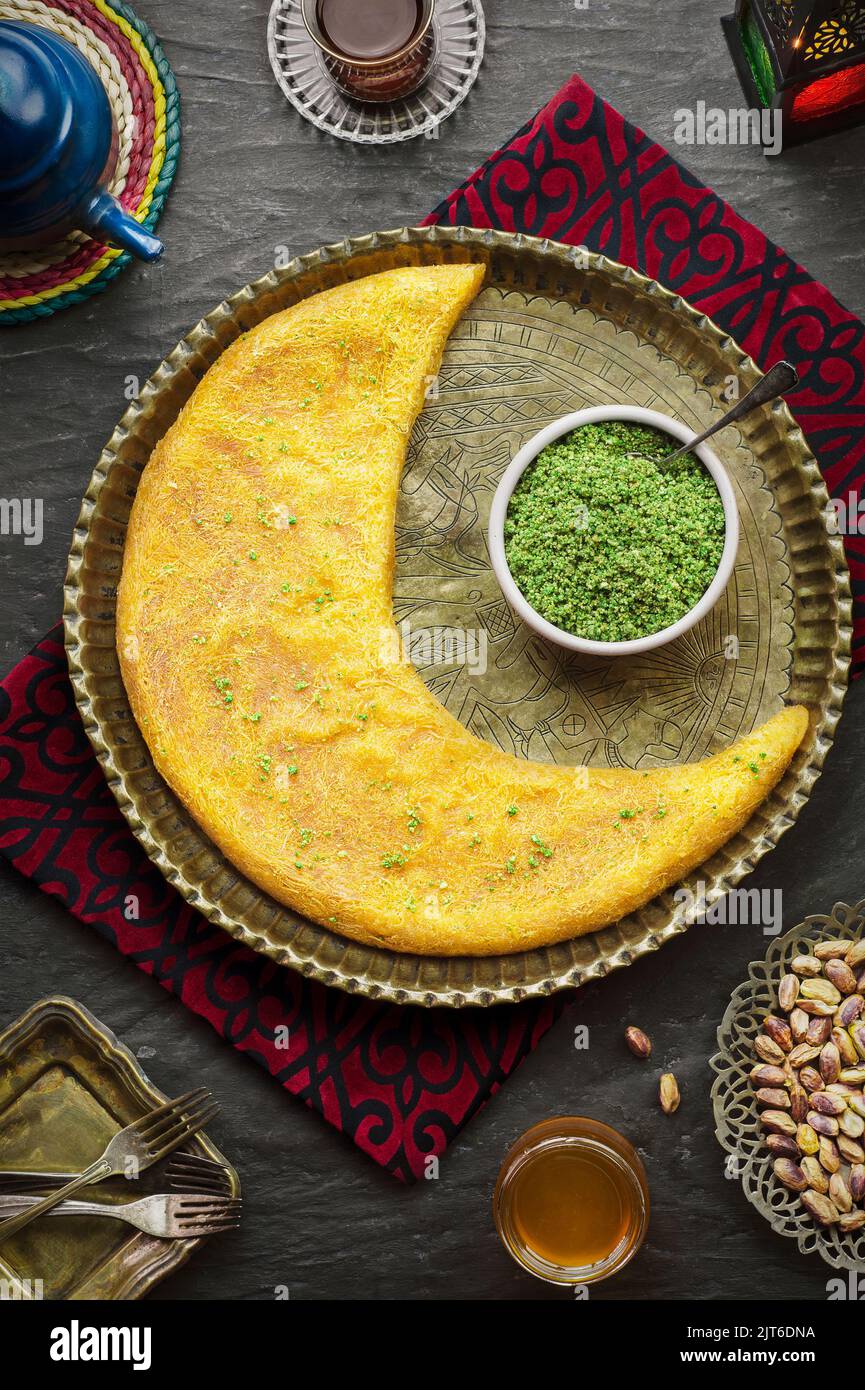 Arabic Cuisine: Middle Eastern traditional pastries and Ramadan famous ...