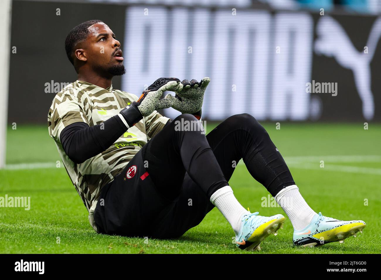 Mike Maignan of AC Milan warms up during the Serie A 2022/23 football ...