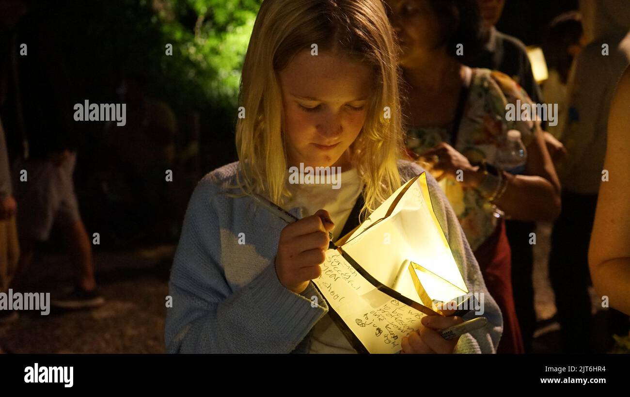 Los Angeles, USA. 27th Aug, 2022. A girl prepares a wishing lantern to ...
