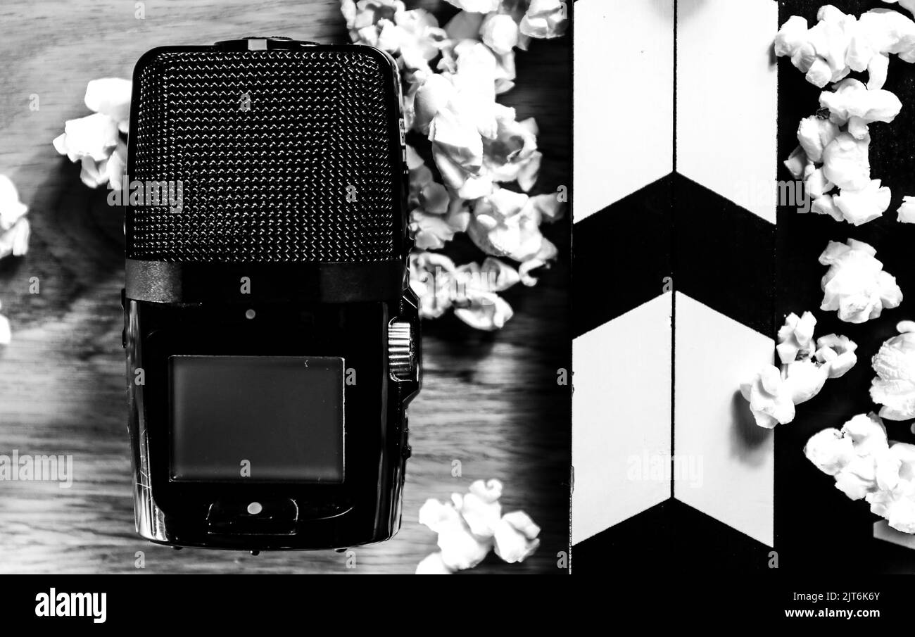 Movie clapboard and popcorn Black and White Stock Photos & Images - Alamy