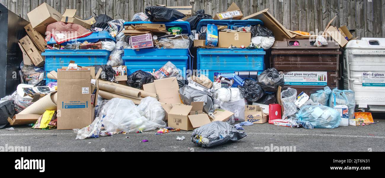 Glasgow, Scotland, UK, August 28th 2022, Rubbish and waste increasing ...