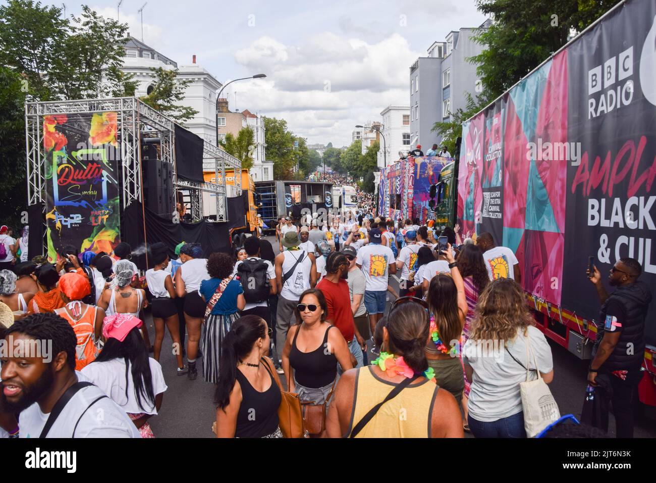 London, UK. 28th August 2022. Crowds on the opening day as Notting Hill ...
