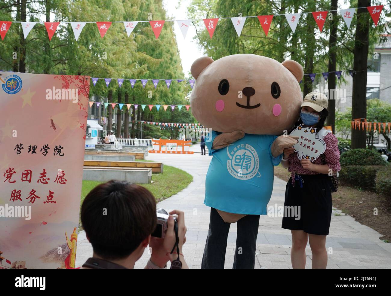 (220828) -- SHANGHAI, Aug. 28, 2022 (Xinhua) -- A freshman takes a ...