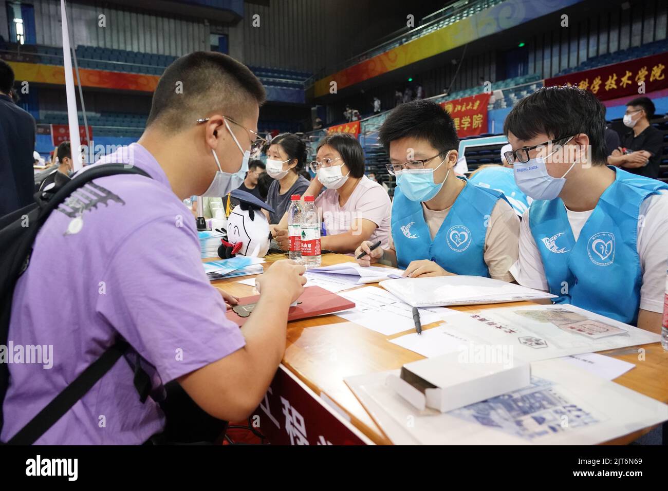 Beijing, China. 28th Aug, 2022. A freshman (1st L) registers at Peking ...