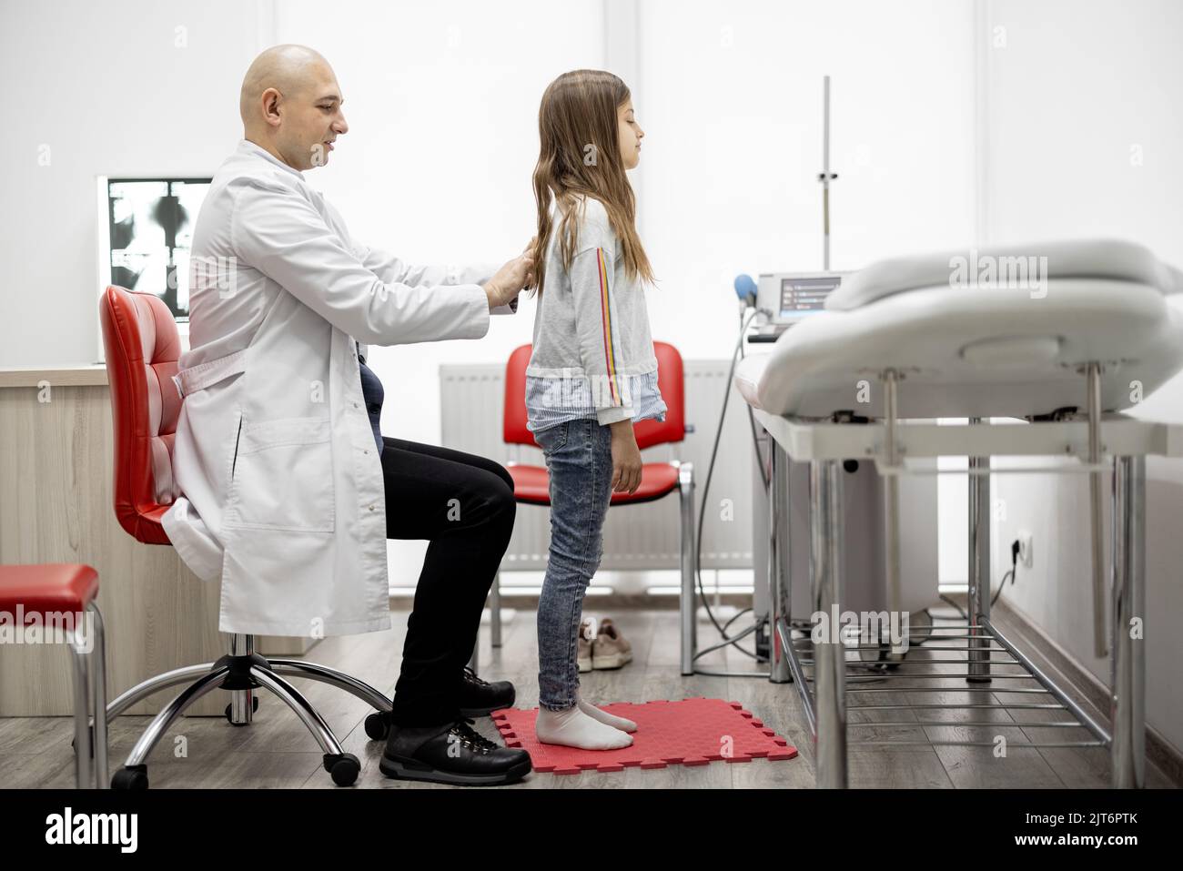 Child doctor spine exam hi-res stock photography and images - Alamy