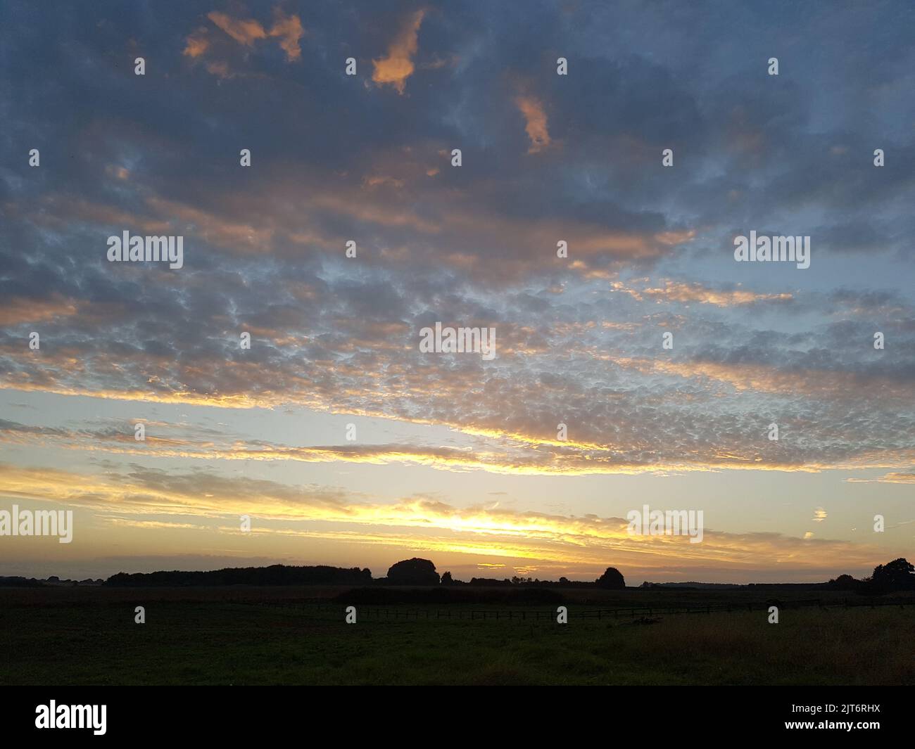 Skyscapes hi-res stock photography and images - Alamy