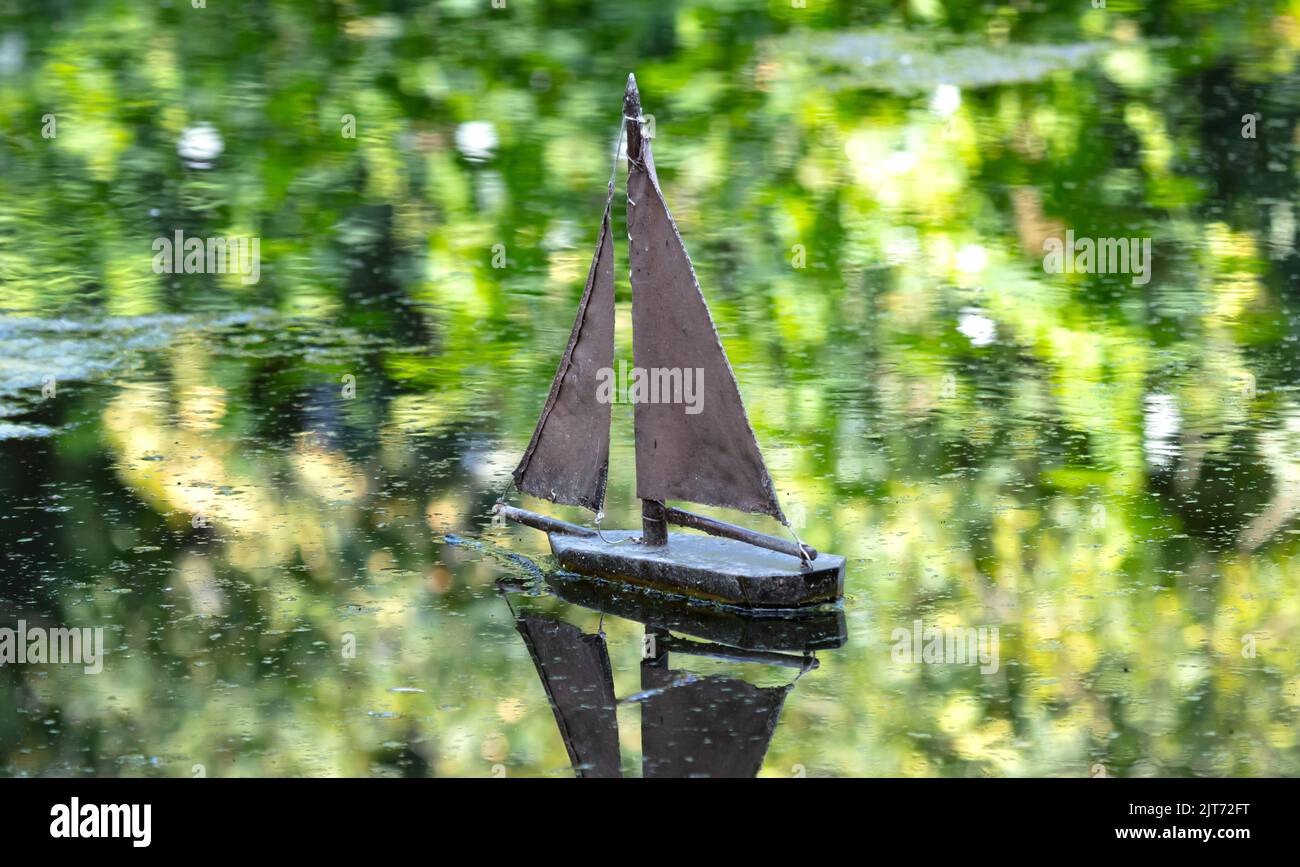 Model boat pool hi-res stock photography and images - Alamy