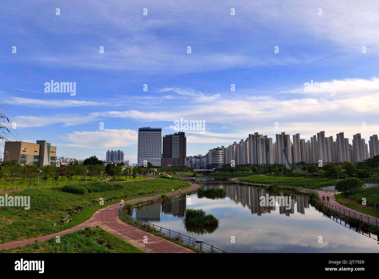 Chicago skyline lake trees hi-res stock photography and images - Alamy