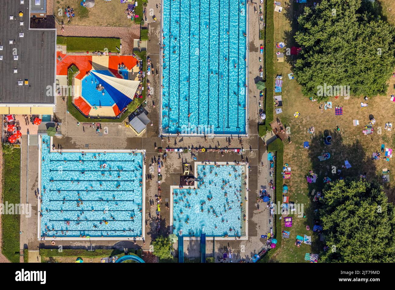 Aerial view of swimming fun in outdoor pool berge hi-res stock ...
