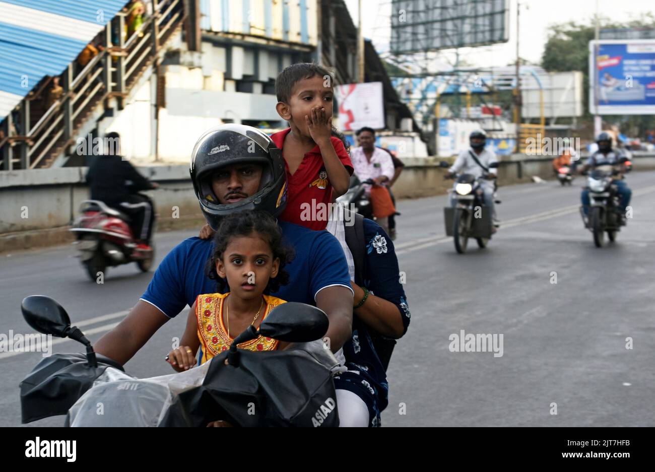 Mumbai, Maharashtra, India. 28th Aug, 2022. A bike rider wearing a ...
