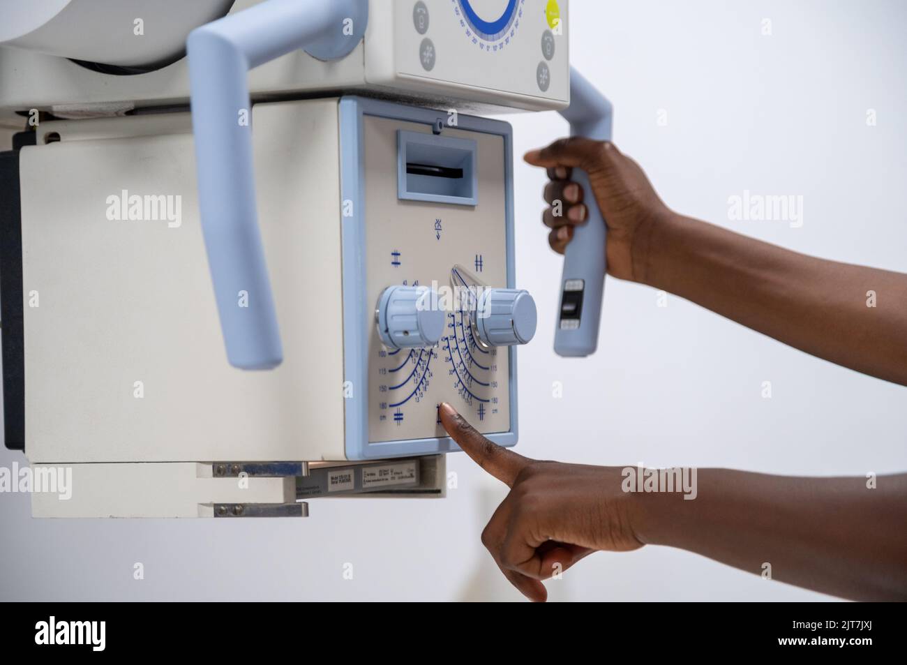 A radiologist using an xray machine Stock Photo - Alamy