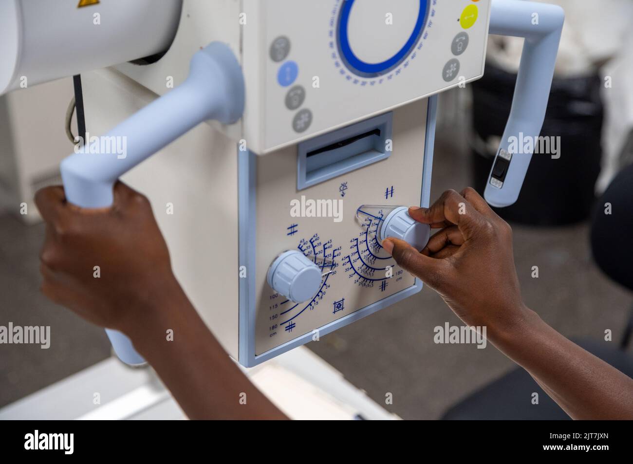 A radiologist using an xray machine Stock Photo - Alamy
