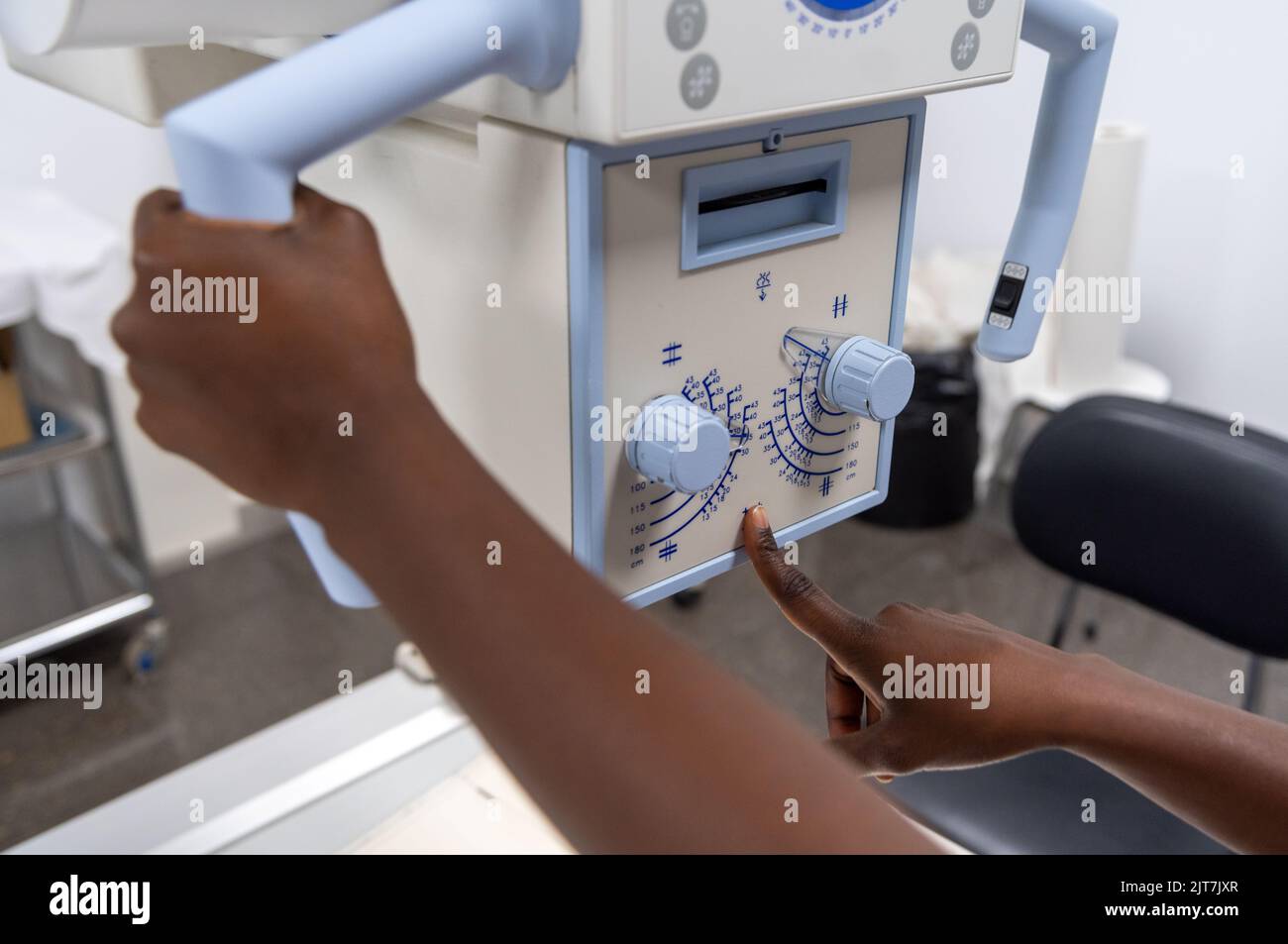 A radiologist using an xray machine Stock Photo - Alamy