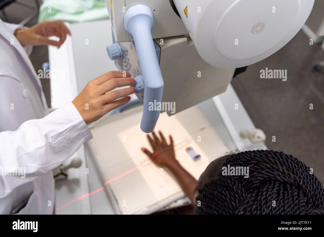 A hand x ray session ongloing in a radiology session Stock Photo - Alamy