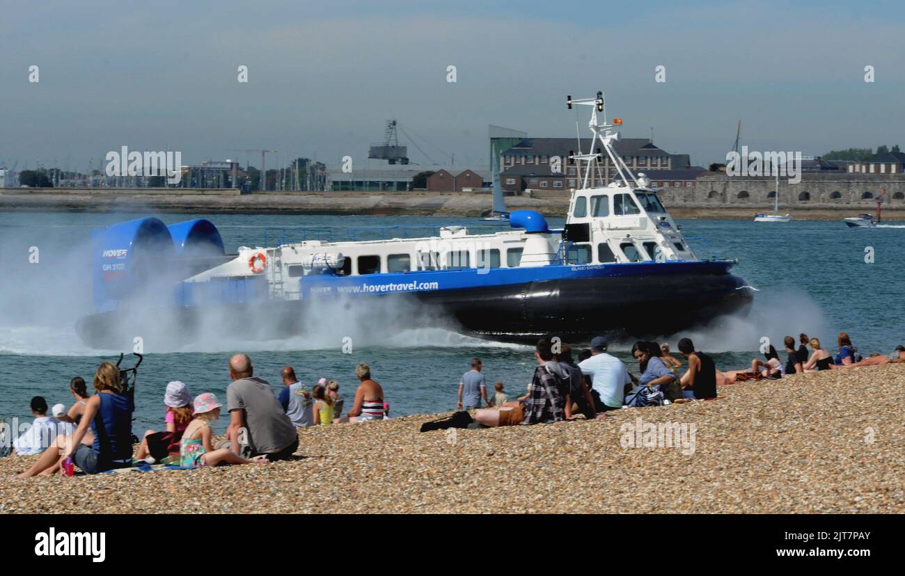 RYDE PORTSMOUTH HOVERCRAFT ARRIVES ON THE BEACH AT SOUTHSEA. PIC MIKE ...