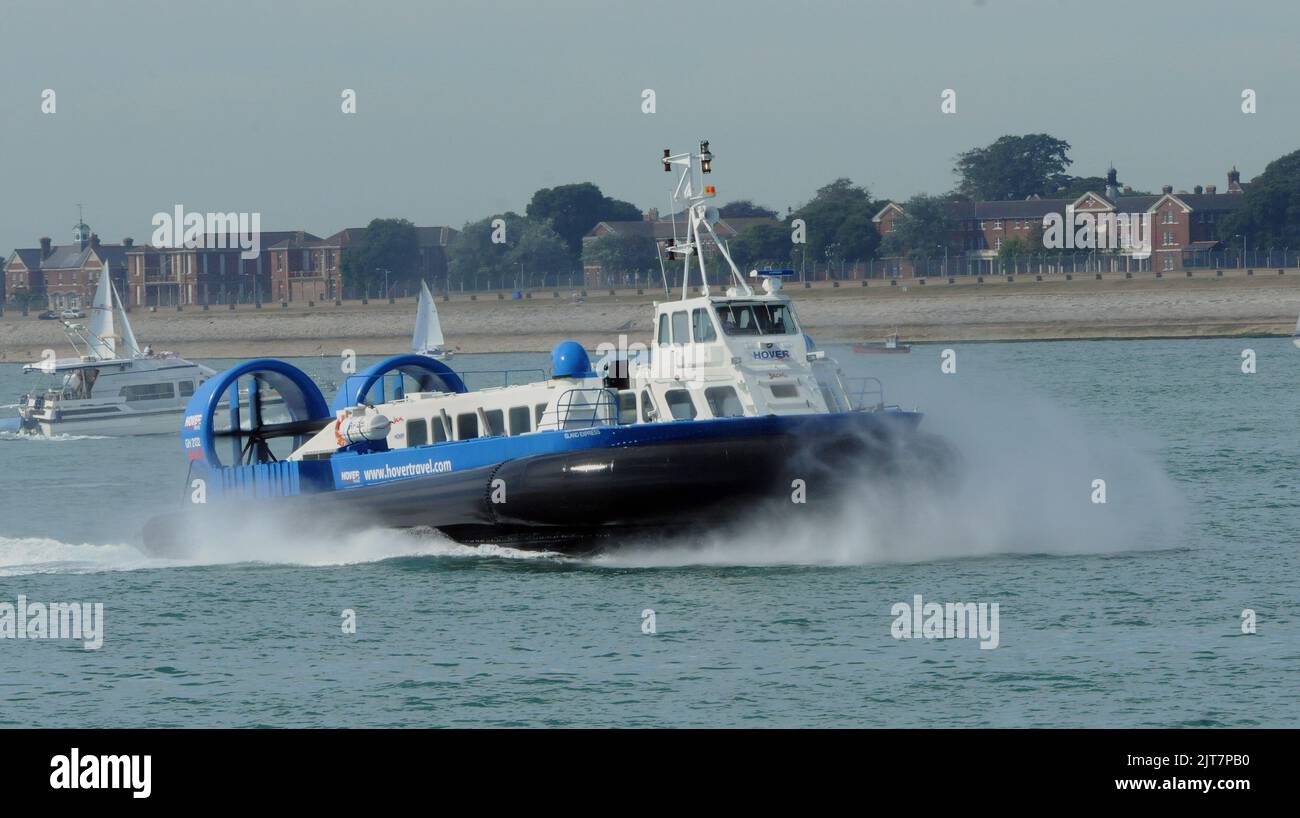 RYDE PORTSMOUTH HOVERCRAFT ARRIVES ON THE BEACH AT SOUTHSEA. PIC MIKE ...