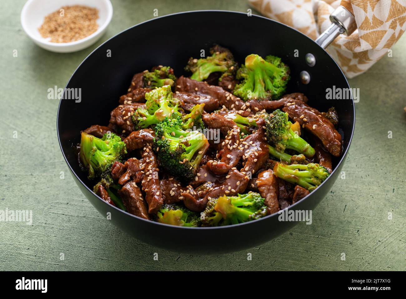 Wok with pork stir fry hi-res stock photography and images - Alamy