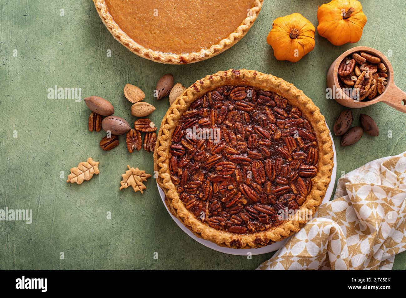 Traditional pecan pie whole pie overhead view Stock Photo - Alamy
