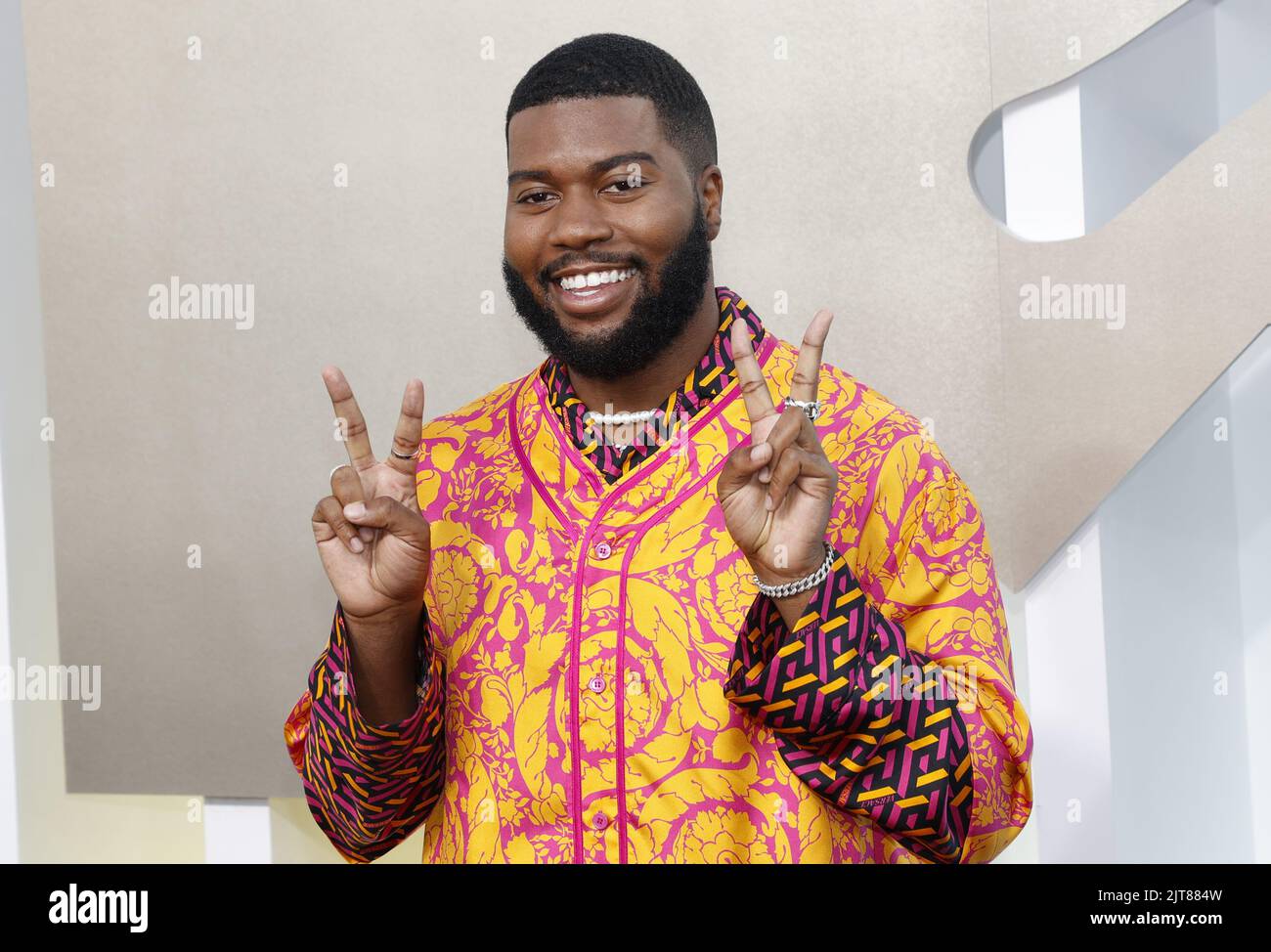 Newark, United States. 28th Aug, 2022. Khalid arrives on the red carpet ...