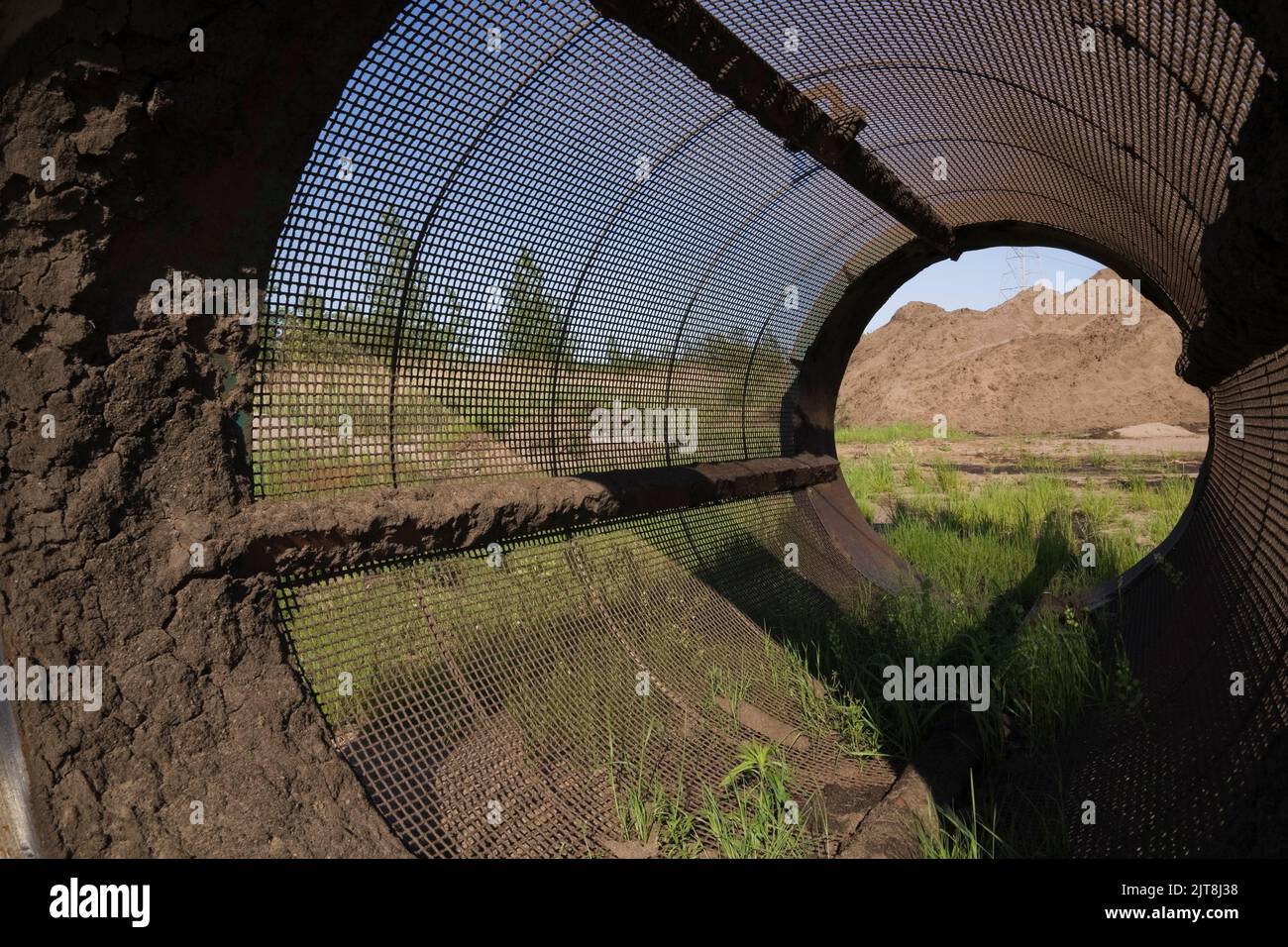 Wire mesh for sand hi-res stock photography and images - Alamy