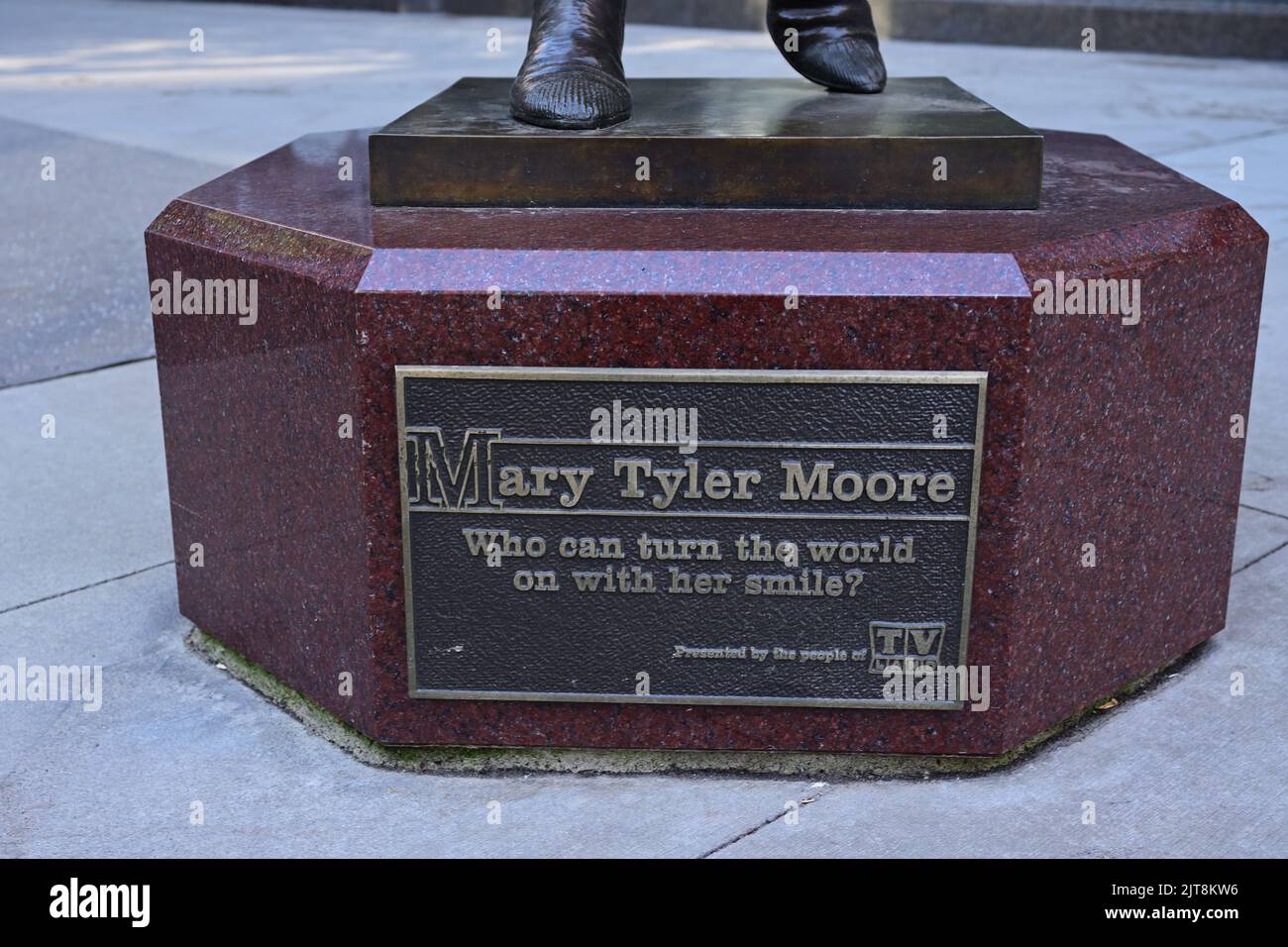 The Mary Tyler Moore statue located in front of Dayton's on Nicollet ...