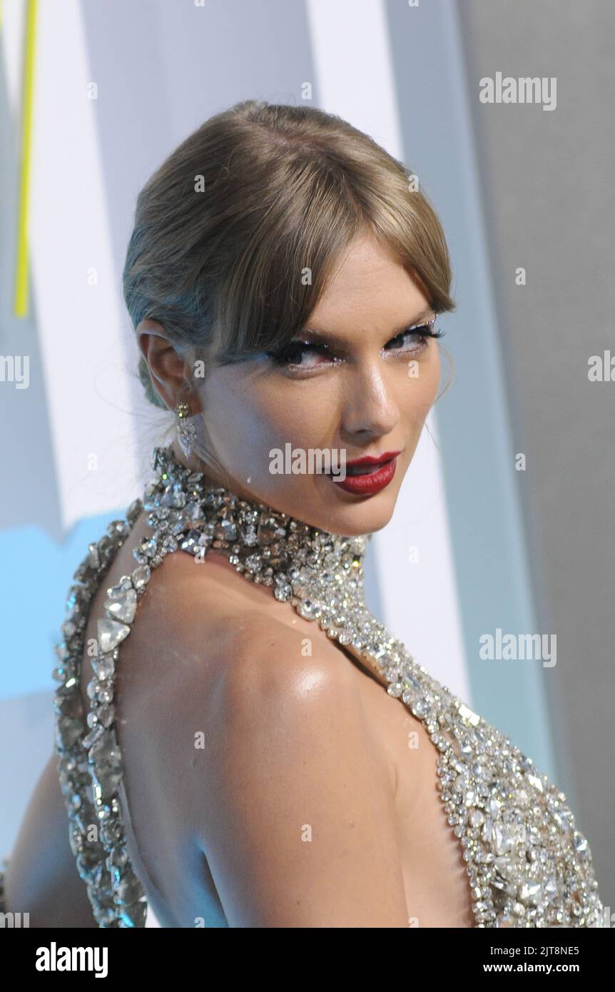 Taylor Swift walking on the black carpet at the 2022 MTV Video Music ...