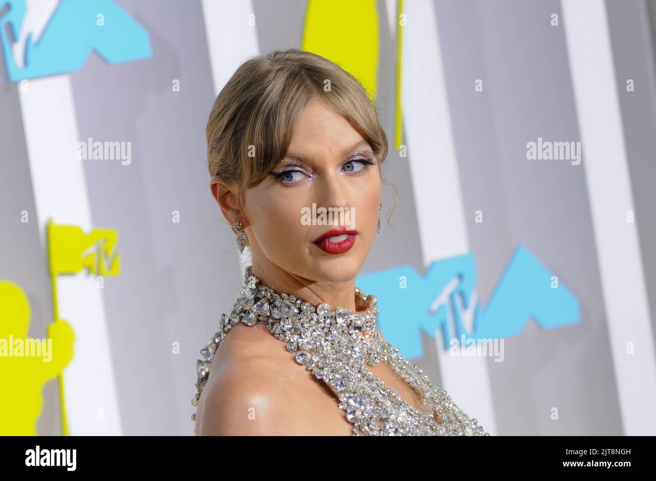 Taylor Swift walking on the black carpet at the 2022 MTV Video Music ...