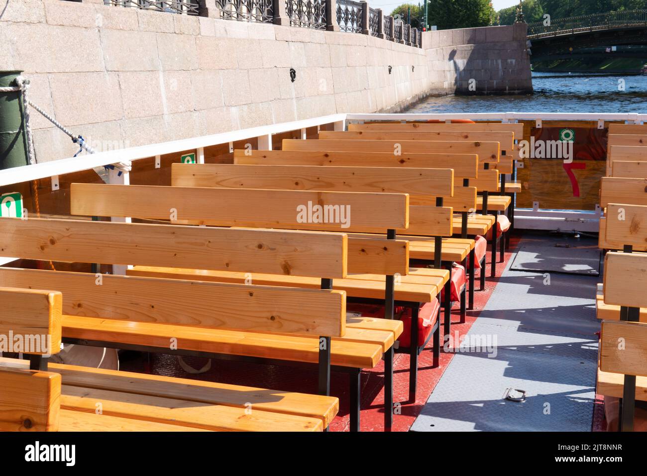 RUSSIA, PETERSBURG - AUG 20, 2022: an empty excursion wooden bench ...