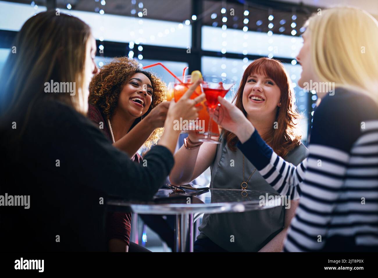 Group of friends drinking alcohol hi-res stock photography and images ...