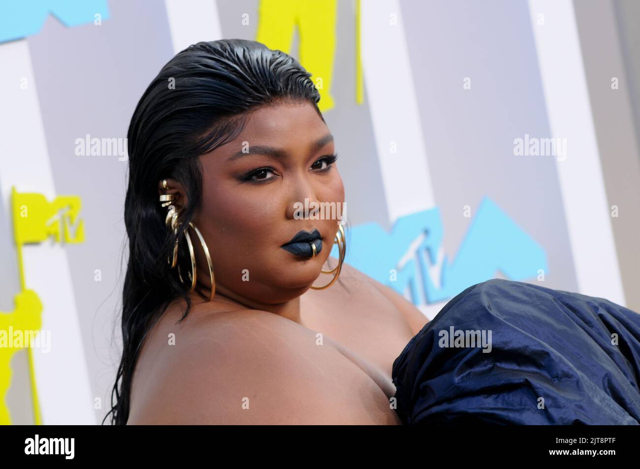 Lizzo walking on the black carpet at the 2022 MTV Video Music Awards ...