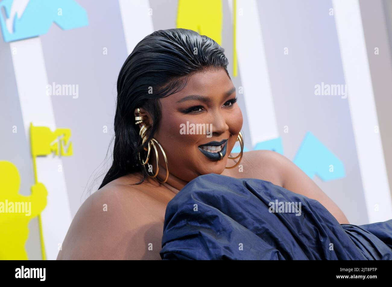 Lizzo walking on the black carpet at the 2022 MTV Video Music Awards ...