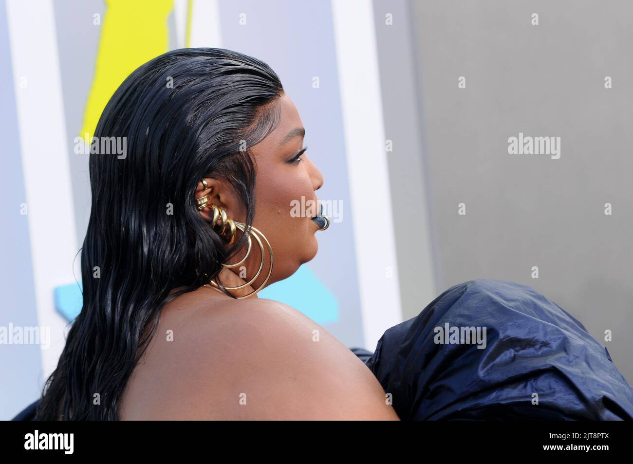 Lizzo walking on the black carpet at the 2022 MTV Video Music Awards ...
