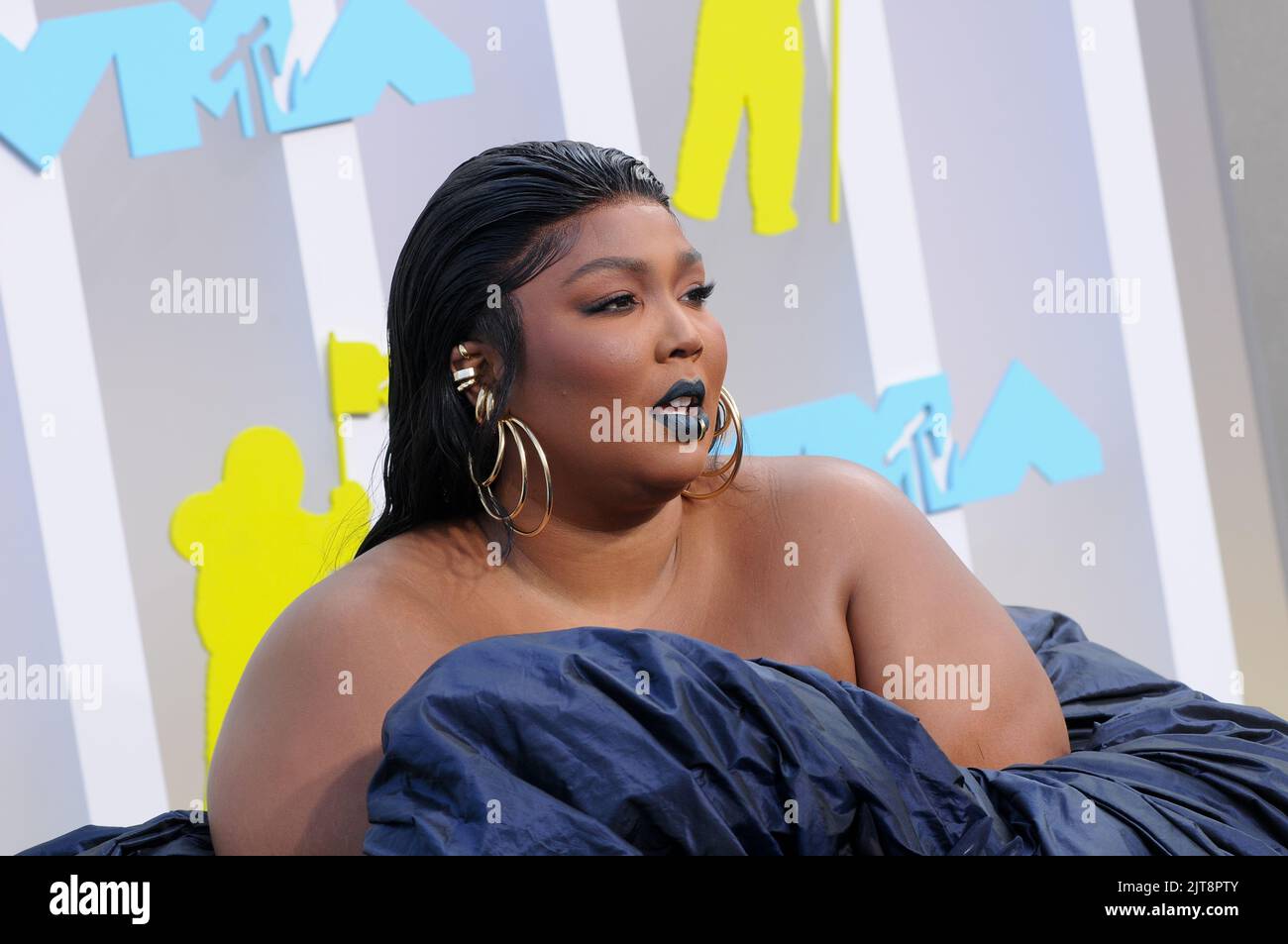 Lizzo walking on the black carpet at the 2022 MTV Video Music Awards ...