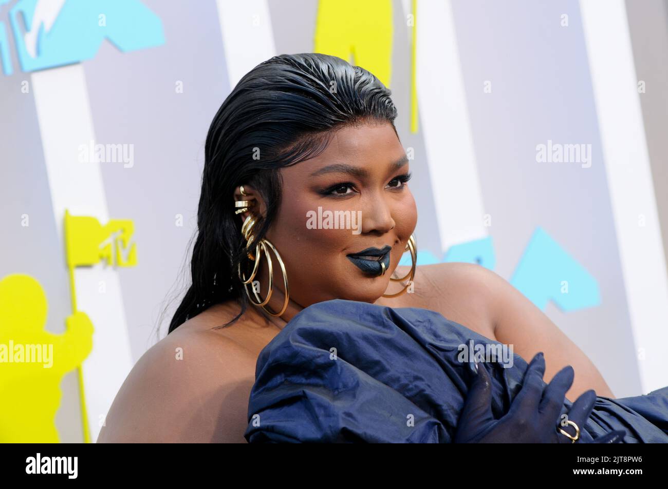 Lizzo walking on the black carpet at the 2022 MTV Video Music Awards ...