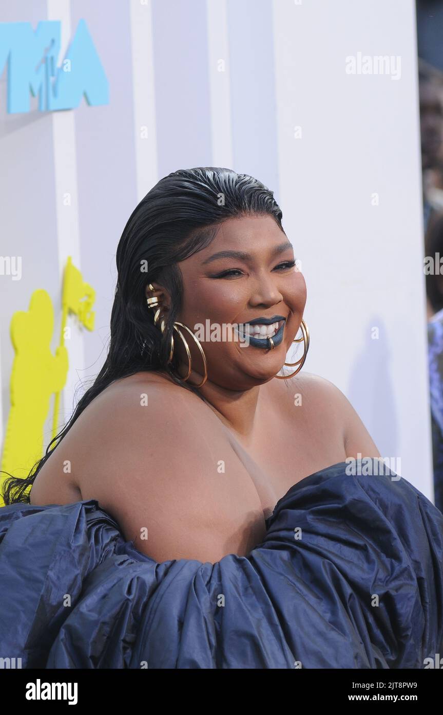 Lizzo walking on the black carpet at the 2022 MTV Video Music Awards ...
