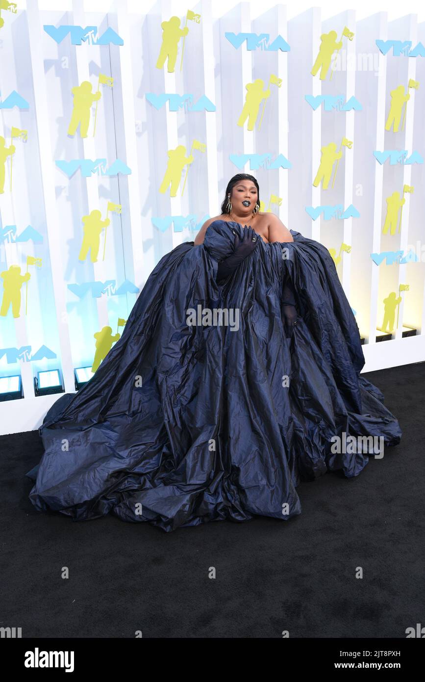 Lizzo walking on the black carpet at the 2022 MTV Video Music Awards ...