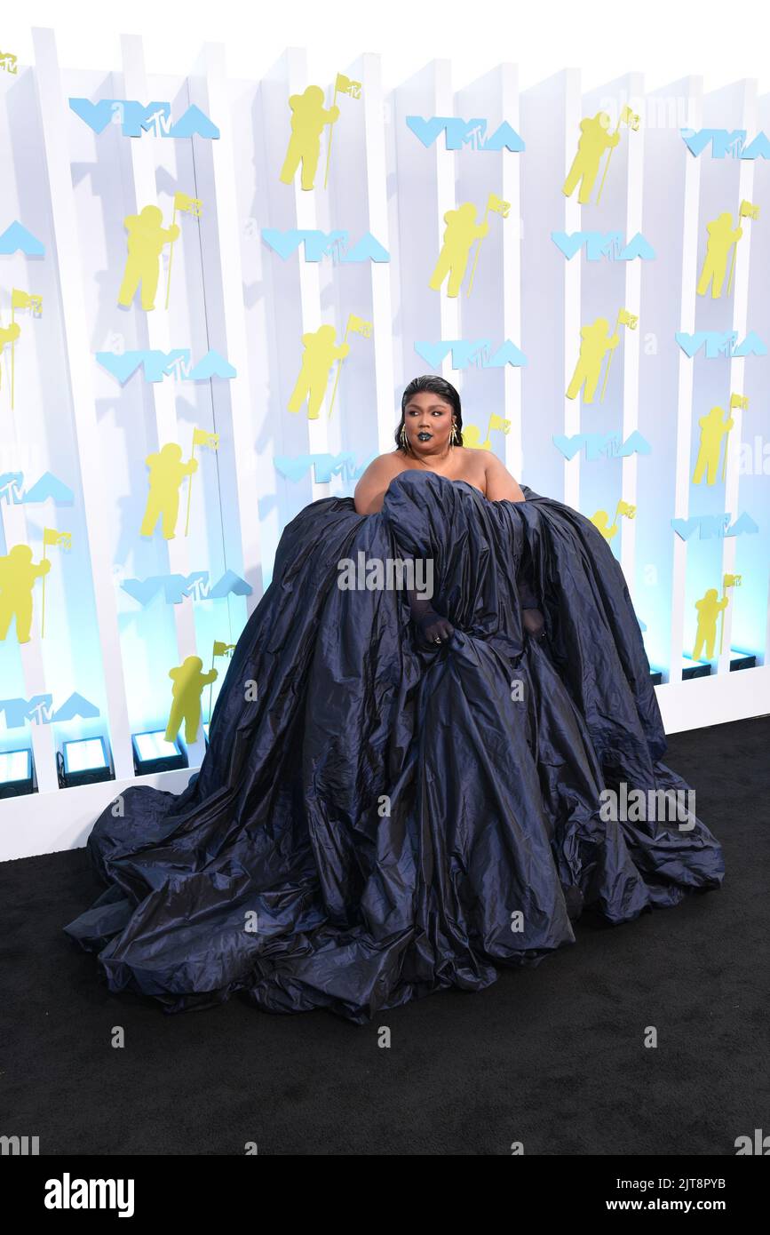 Lizzo walking on the black carpet at the 2022 MTV Video Music Awards ...