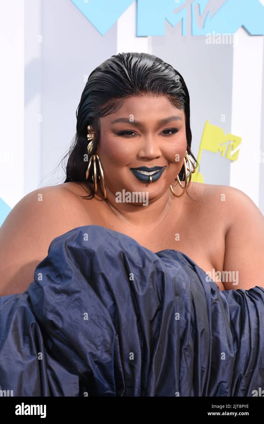 Lizzo walking on the black carpet at the 2022 MTV Video Music Awards ...