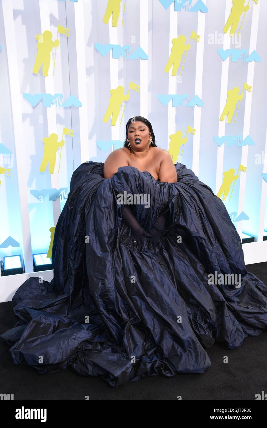 Lizzo walking on the black carpet at the 2022 MTV Video Music Awards ...