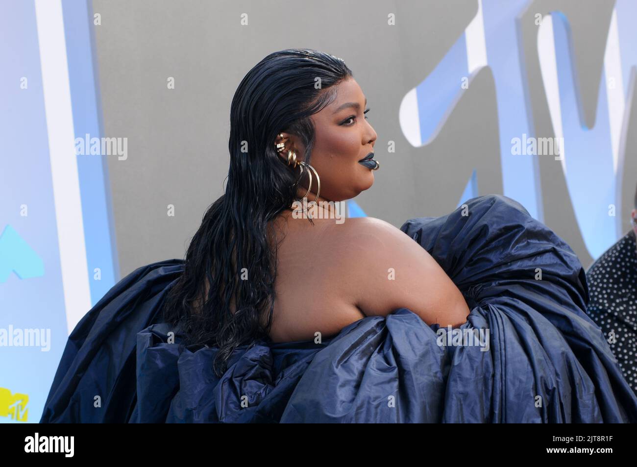 Lizzo walking on the black carpet at the 2022 MTV Video Music Awards ...