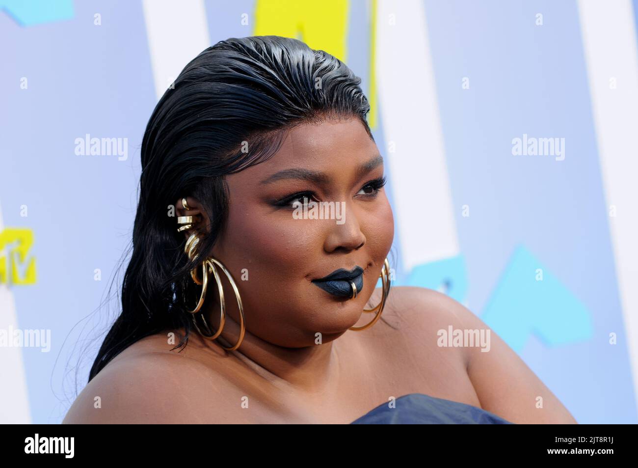 Lizzo walking on the black carpet at the 2022 MTV Video Music Awards ...
