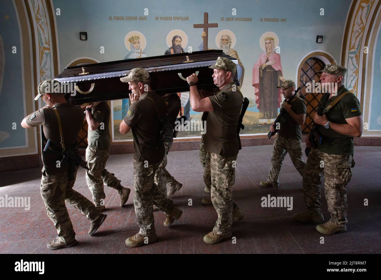 Kyiv, Ukraine. 28th Aug, 2022. Ukrainian soldiers carry the coffin of ...