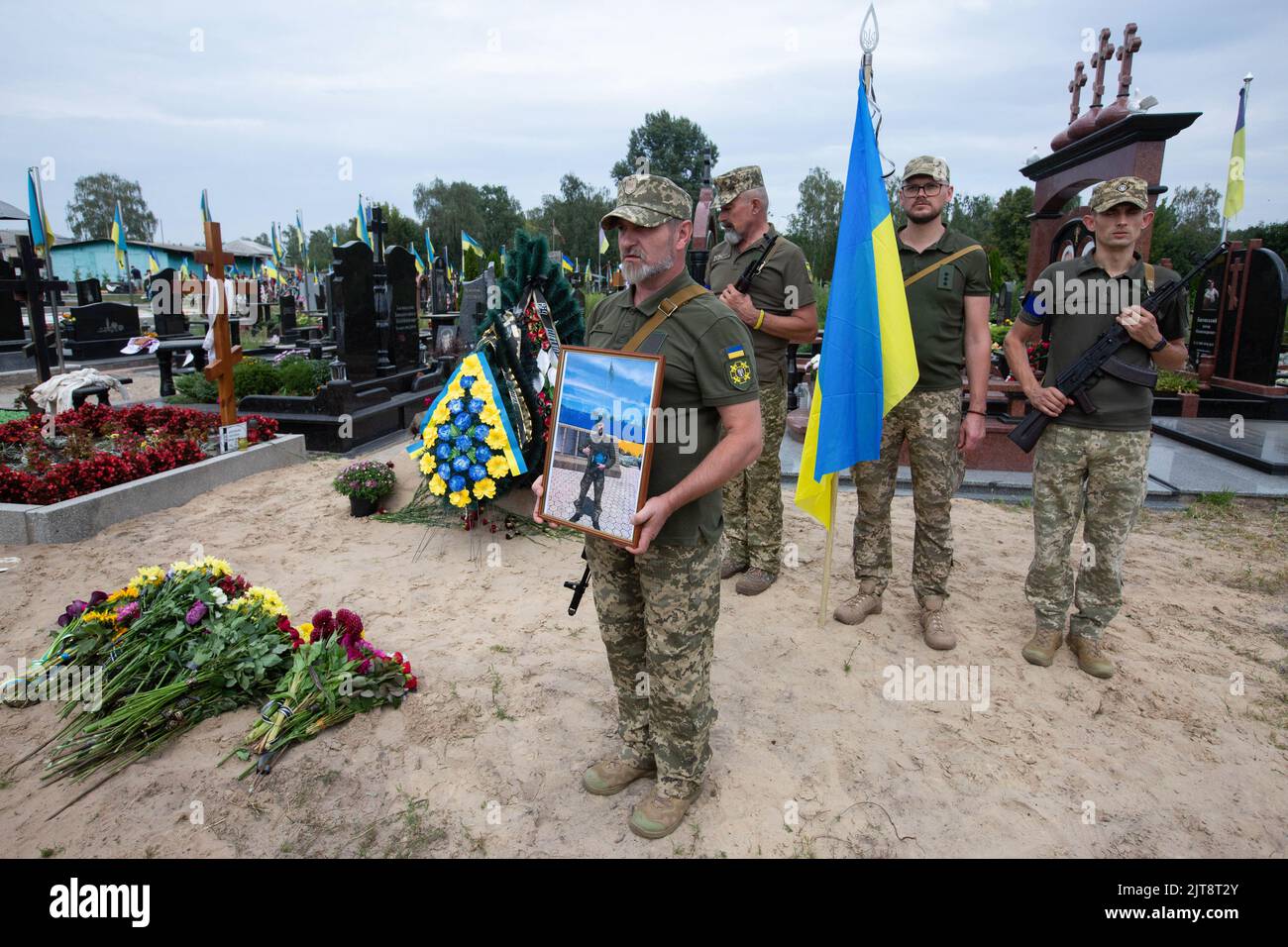 Kyiv, Ukraine. 28th Aug, 2022. Soldiers hold a portrait, Ukrainian flag ...
