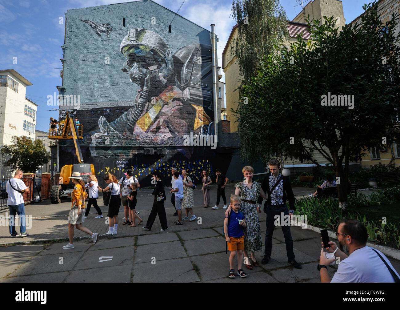 Kyiv, Ukraine. 28th Aug, 2022. People take pictures near the mural ...