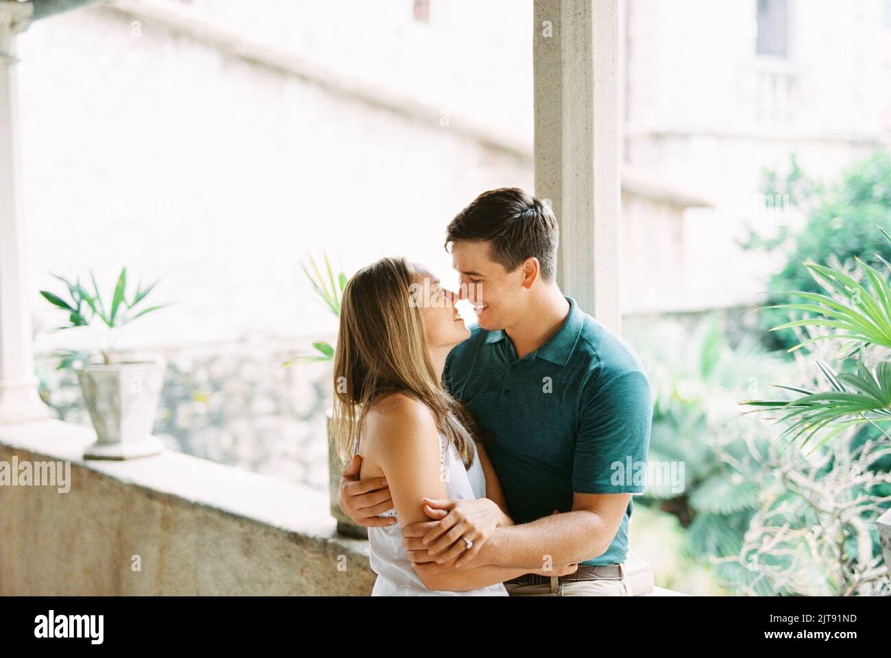 Almost kissing hi-res stock photography and images - Alamy