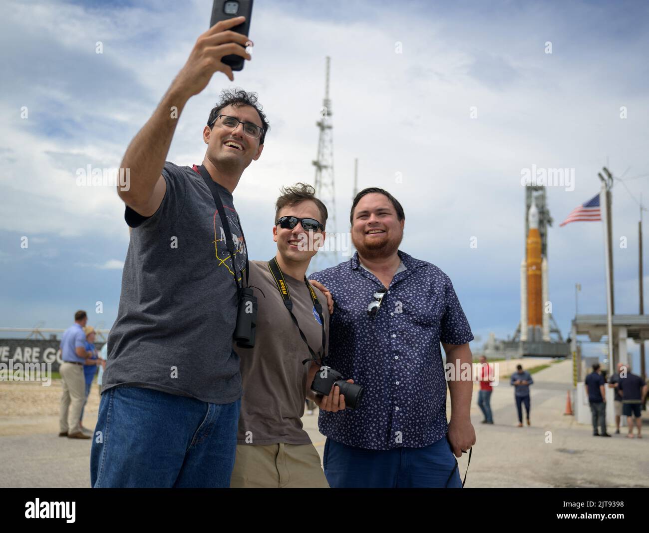 Florida, USA. 28th Aug, 2022. People stop outside the Launch Pad 39B ...