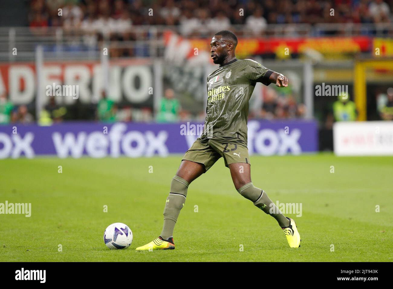 Defender fikayo tomori hi-res stock photography and images - Alamy